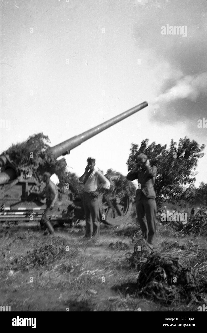 18 cm cannon Black and White Stock Photos & Images - Alamy