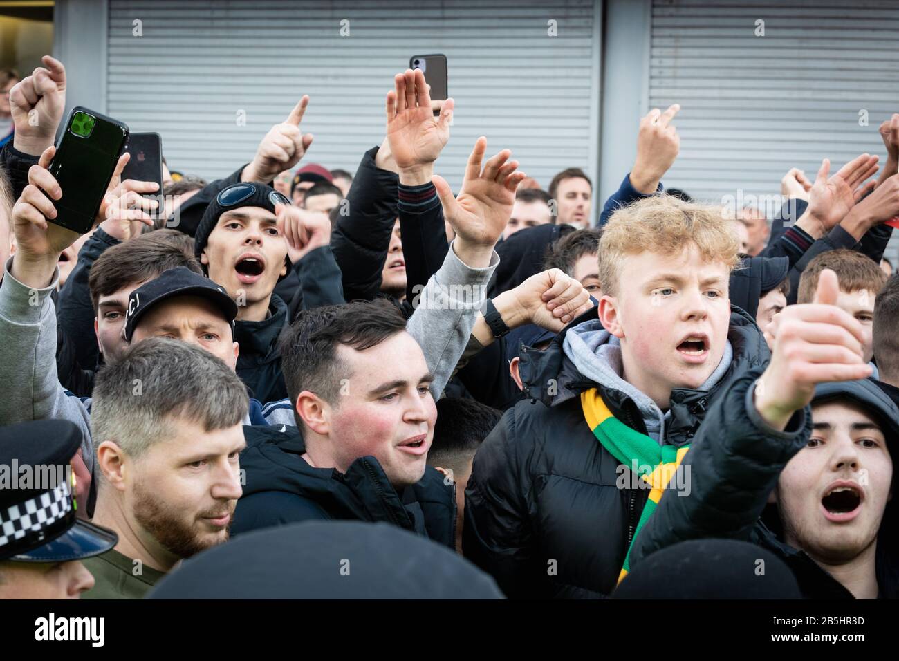 Old trafford fans red blue hi-res stock photography and images - Alamy