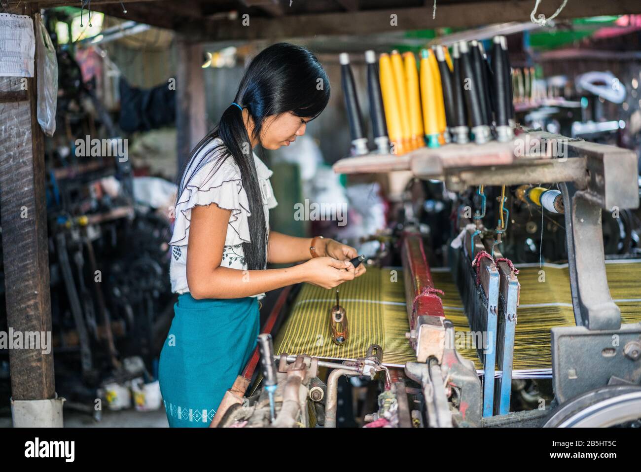 Myanmar hand loom woman hi-res stock photography and images - Alamy