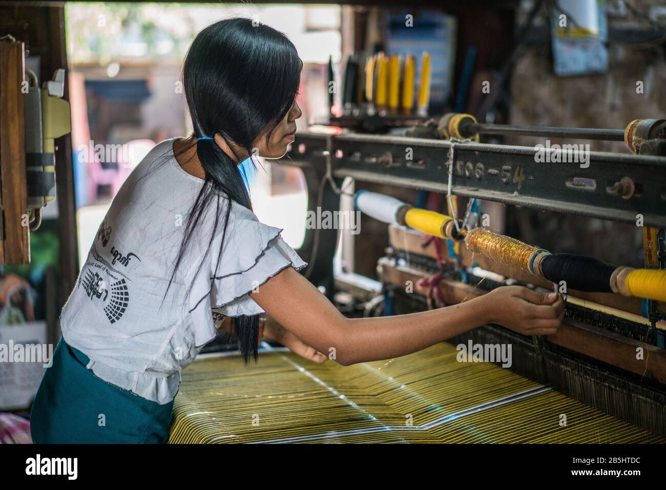 Mandalay silk weaving hi-res stock photography and images - Alamy