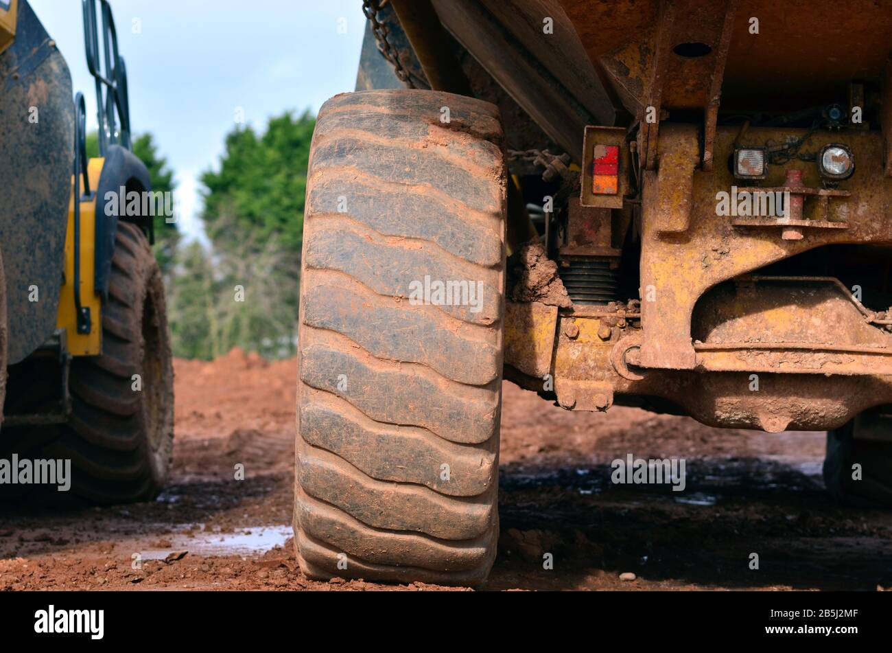 Mud covered wheels hi-res stock photography and images - Alamy