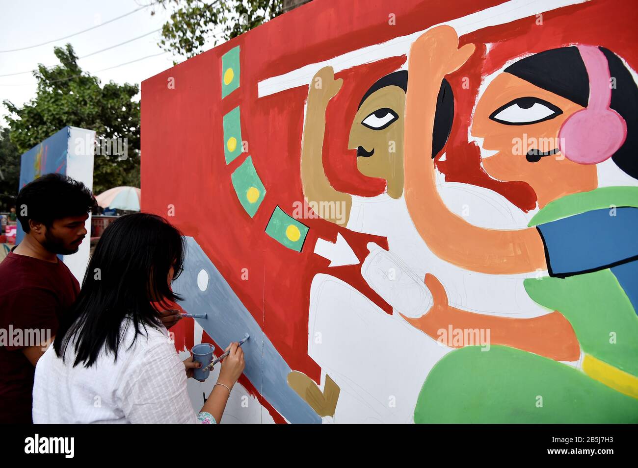 Dhaka, Bangladesh. 8th Mar, 2020. Artists draw a graffiti art picture ...