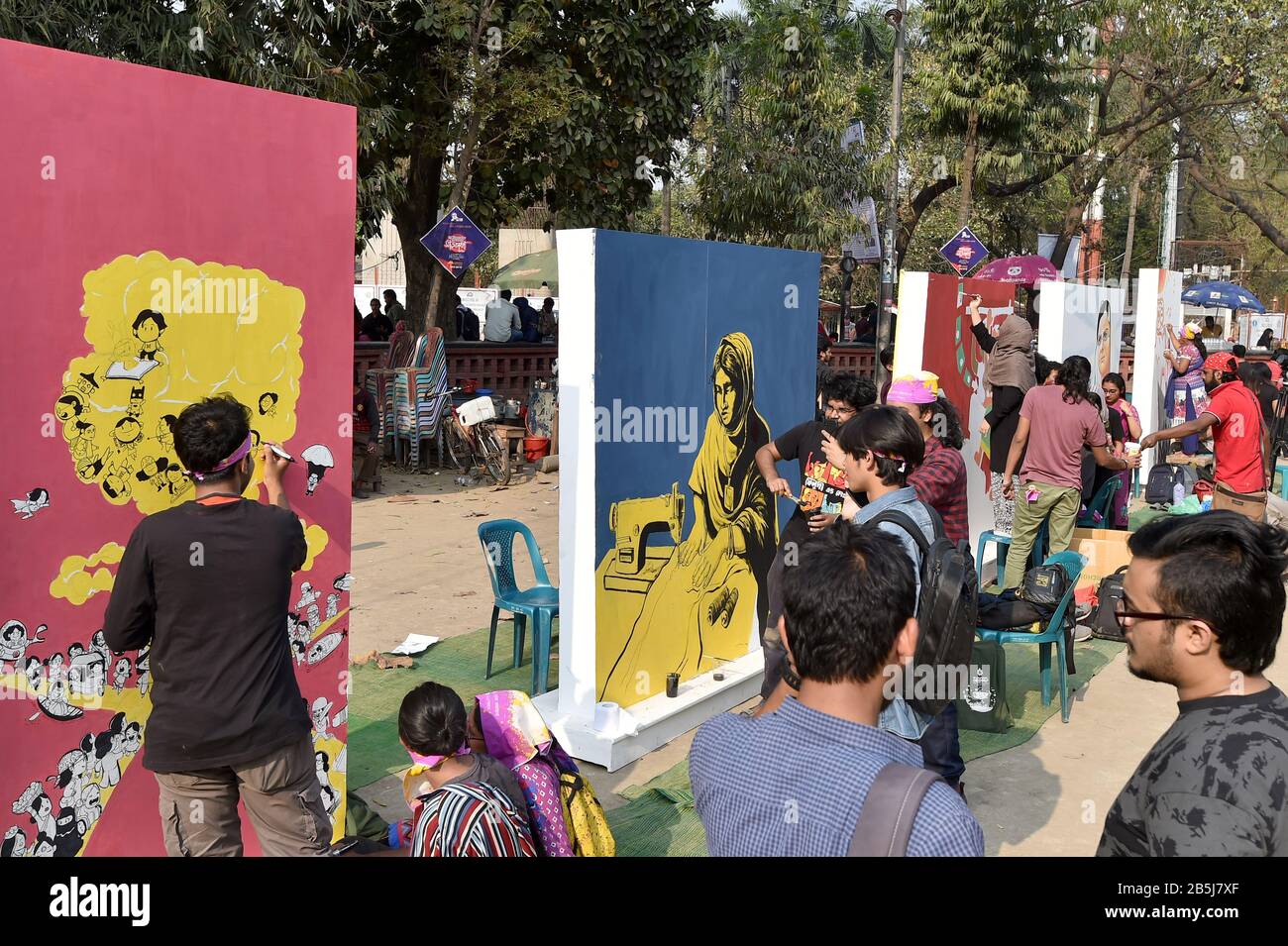 Dhaka, Bangladesh. 8th Mar, 2020. People watch graffiti art pictures ...