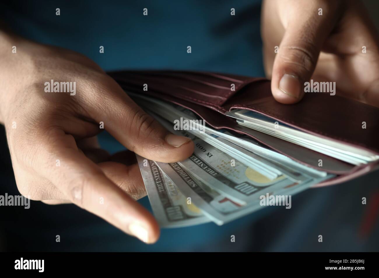 Cashier counting cash hi-res stock photography and images - Alamy