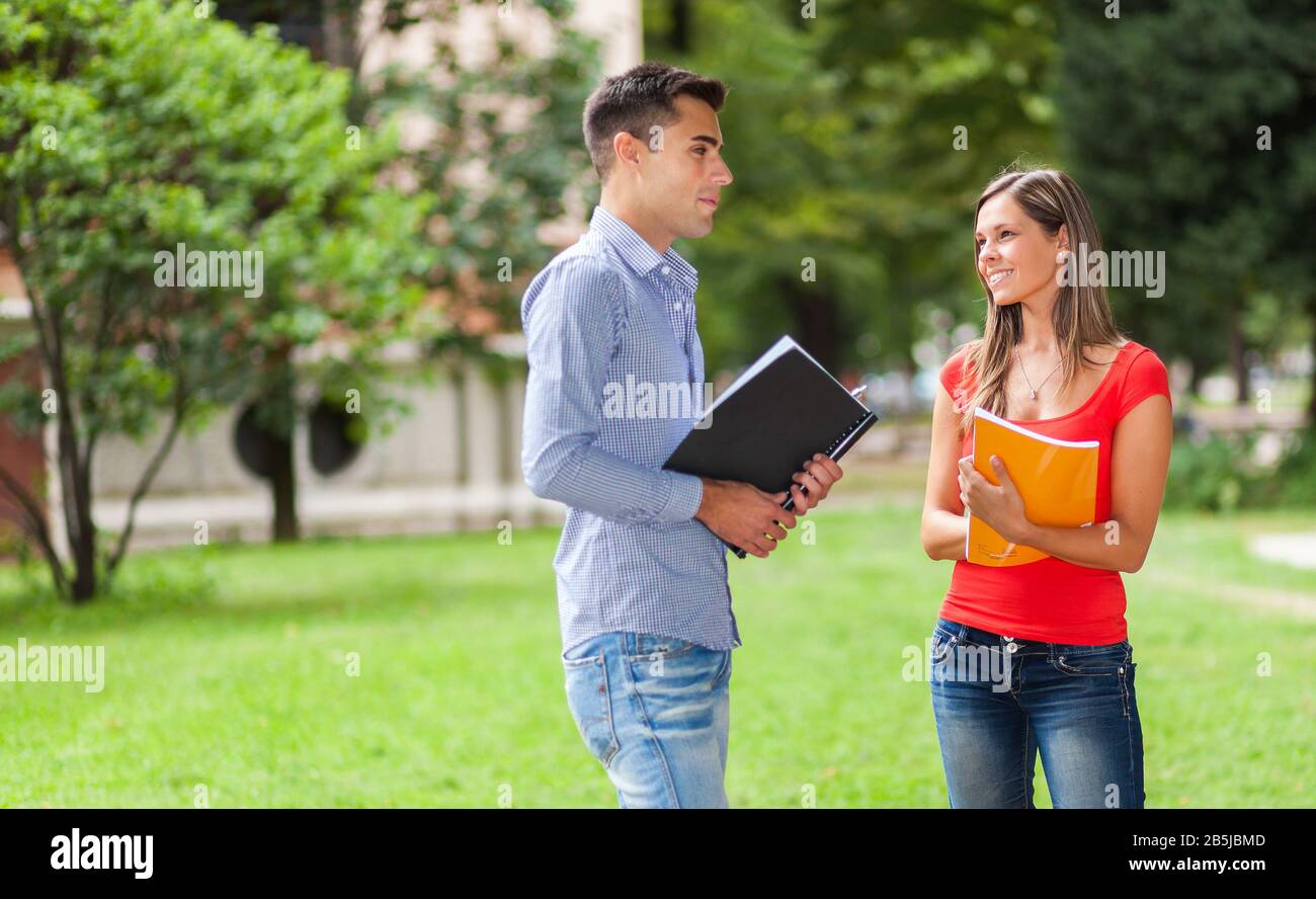 Teenagers school outside talking hi-res stock photography and images ...