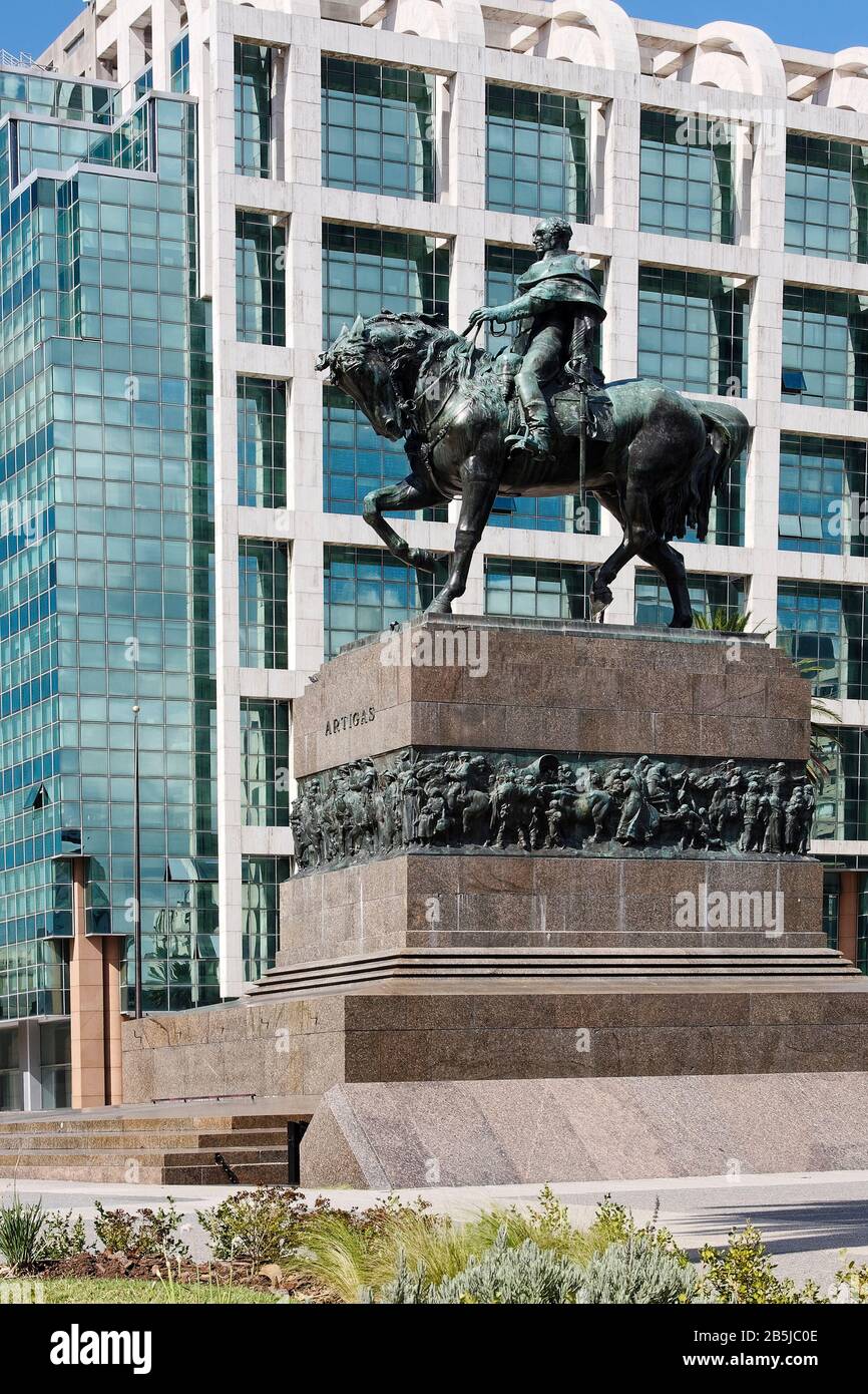 Artigas Mausoleum, equestrian statue; bronze sculpture, 1923, burial ...
