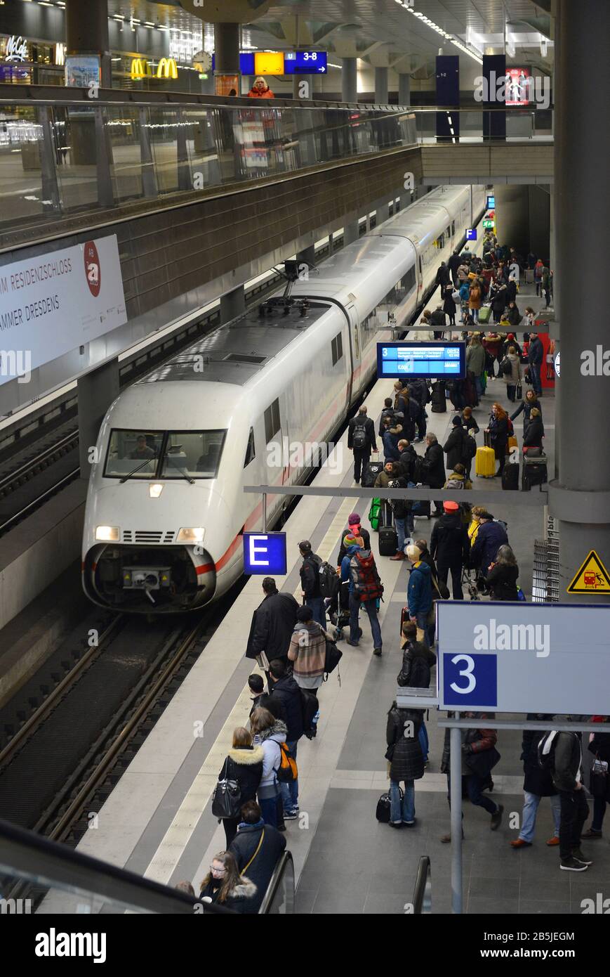 Bahnsteig hi-res stock photography and images - Alamy