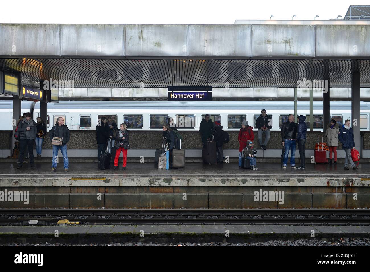 Bahnsteig, Hauptbahnhof, Hannover, Deutschland Stock Photo - Alamy