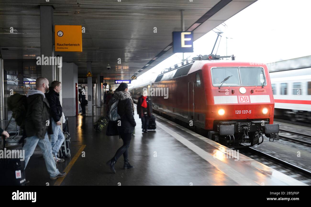 Eisenbahn bahnsteig hi-res stock photography and images - Alamy