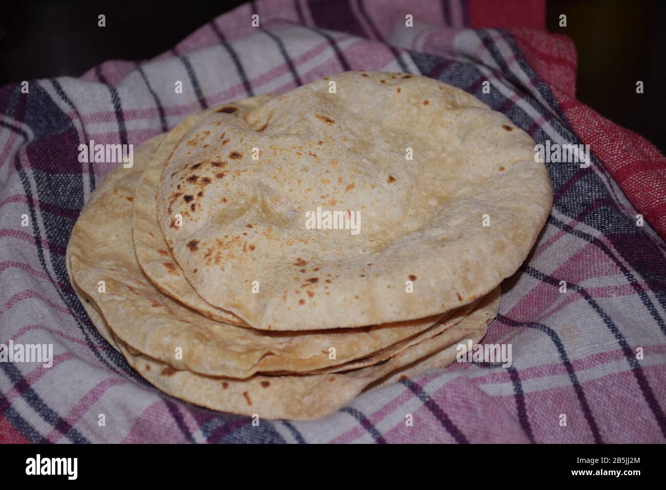 Indian Roti or chapatis wrapped in a cloth. Indian food, Indian dish ...