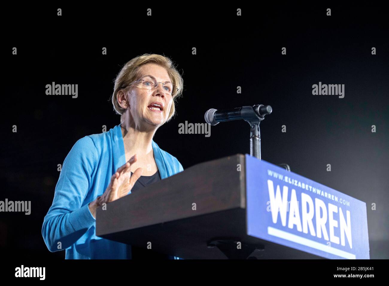 Senator Elizabeth Warren hosts a rally at Discovery Green for Super ...