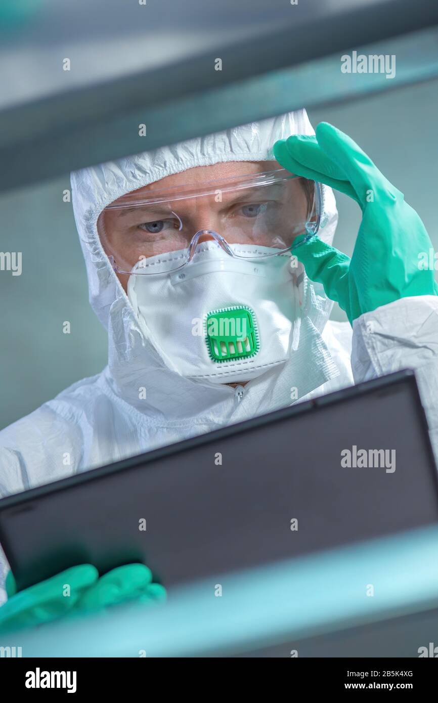 Virologist hi-res stock photography and images - Alamy