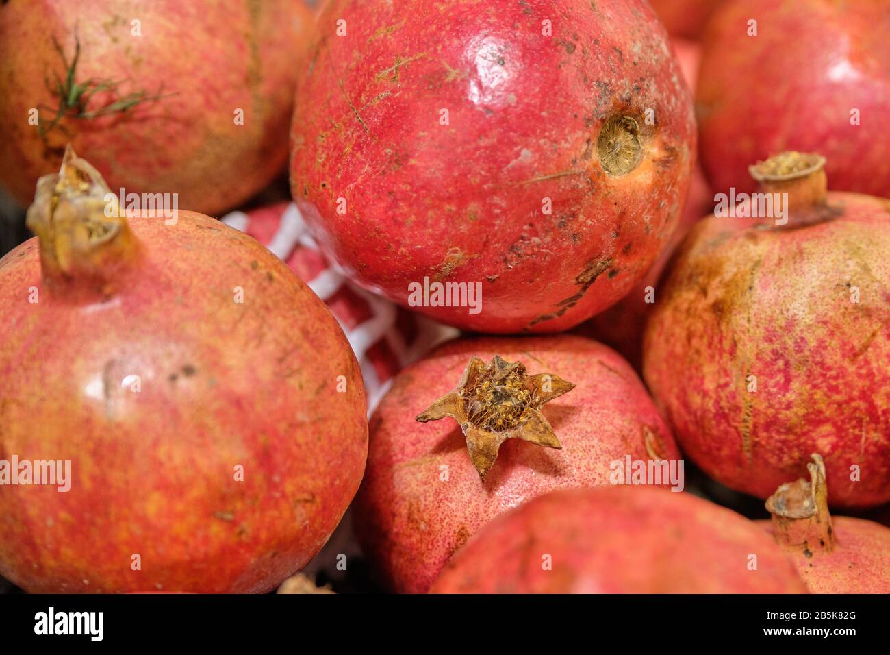 Background and texture of pomegranate fruit. Close up Stock Photo - Alamy