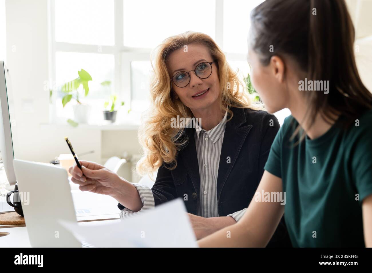 Confident businesswomen coworking laptop hi-res stock photography and ...