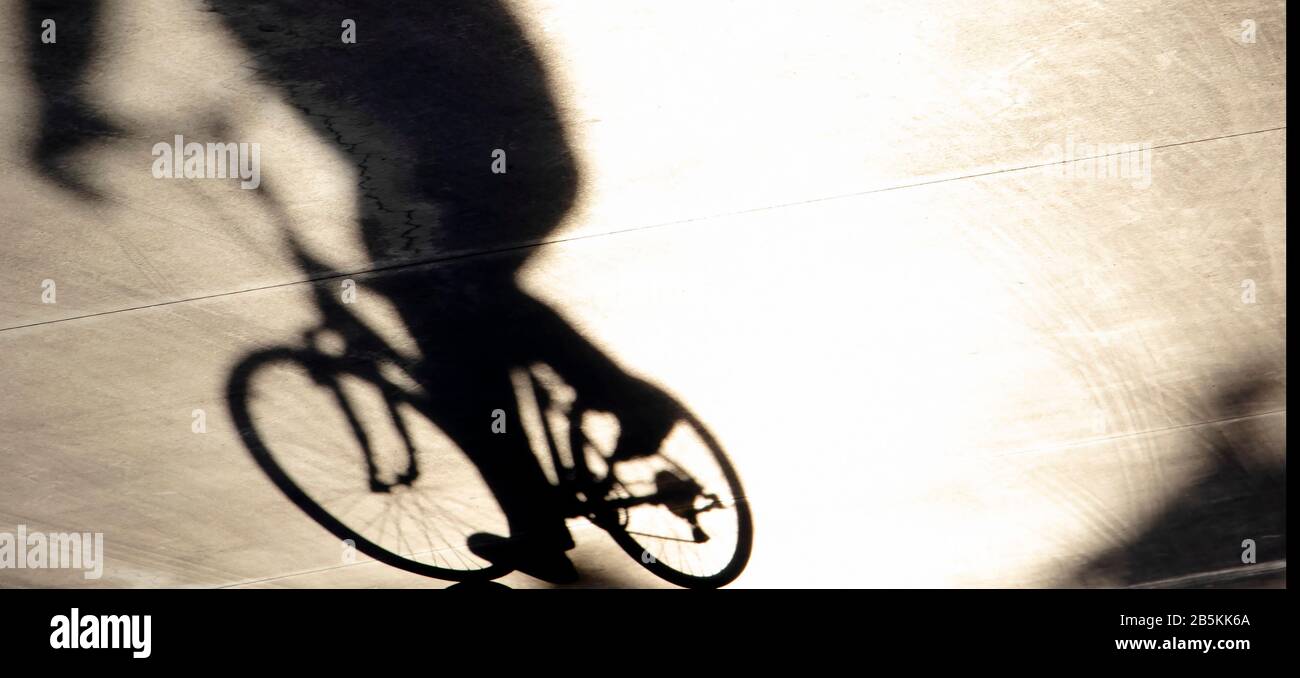 Teen cycling hi-res stock photography and images - Alamy