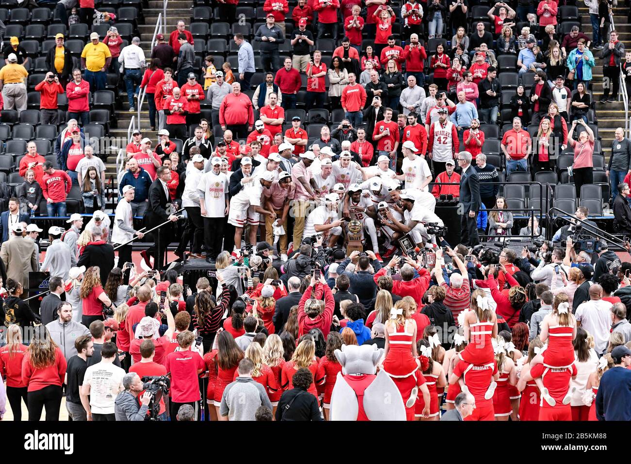 Ncaa basketball men's trophy hi-res stock photography and images - Alamy