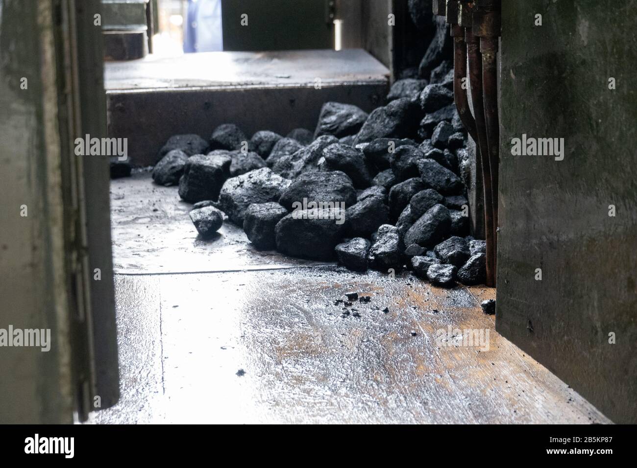 Coal steam train shovel hi-res stock photography and images - Alamy