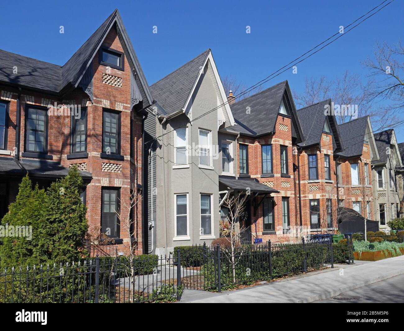 Narrow row houses hi-res stock photography and images - Alamy