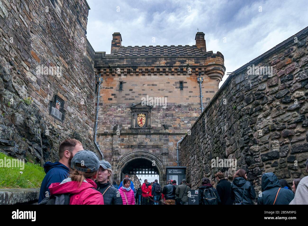 Crowded entrance of Edinburgh Castle Stock Photo - Alamy