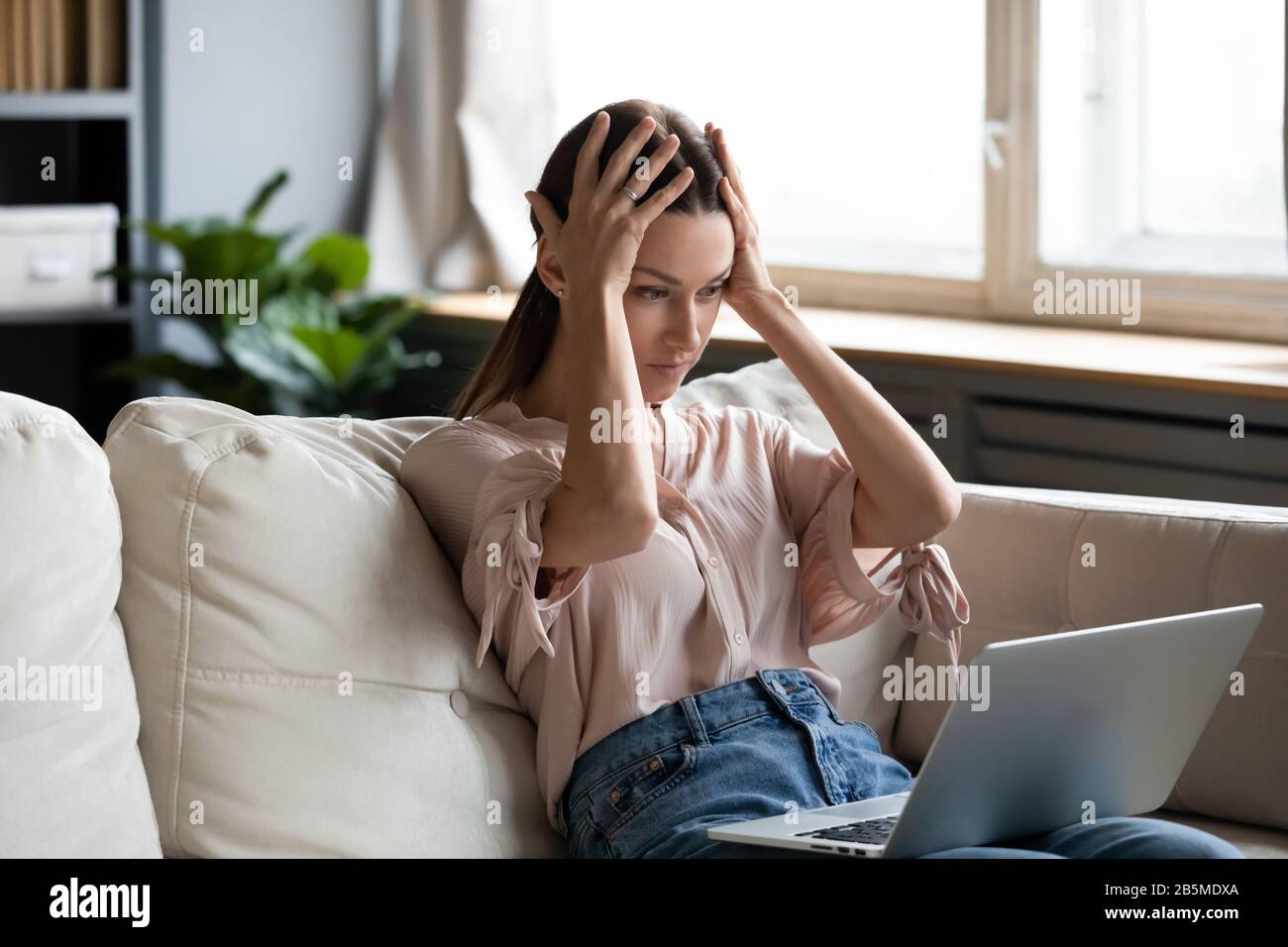 Woman shocked computer screen hi-res stock photography and images - Alamy
