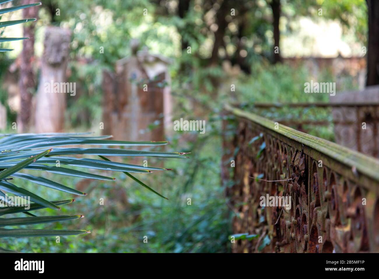 Cemetery sign iron hi-res stock photography and images - Alamy