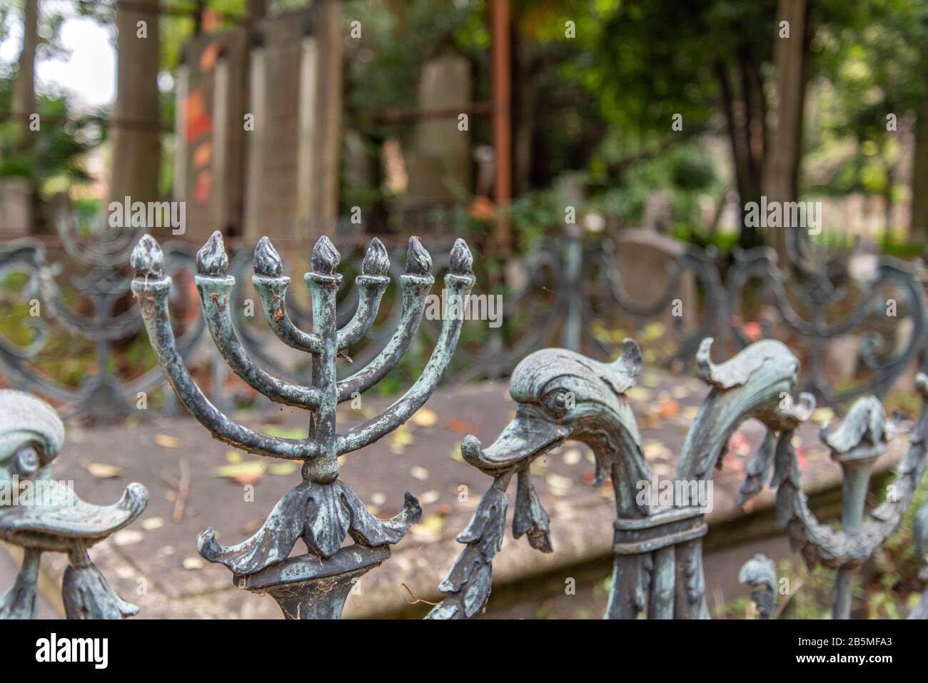 Cemetery sign iron hi-res stock photography and images - Alamy
