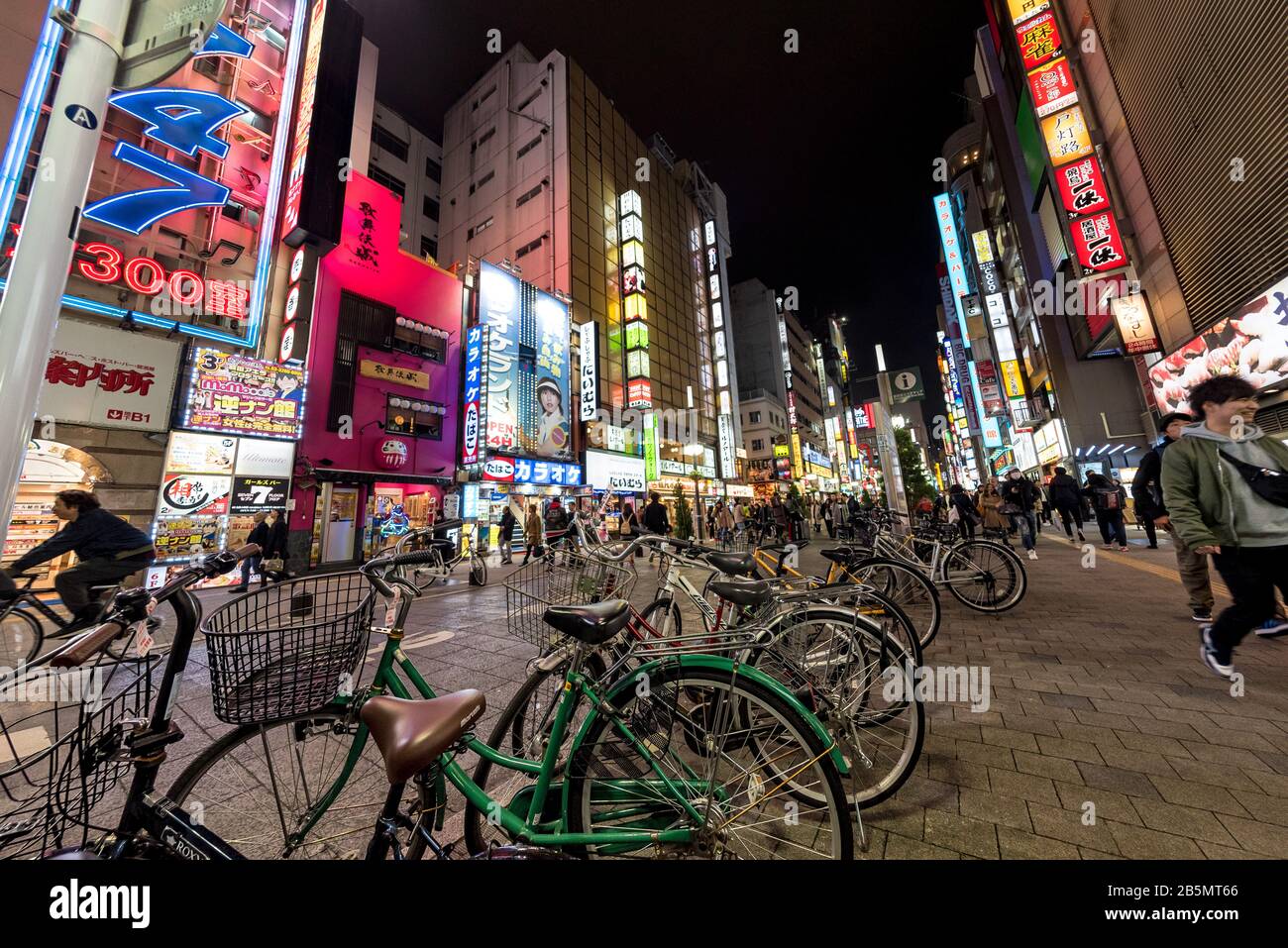 Crowded tokyo streets hi-res stock photography and images - Alamy
