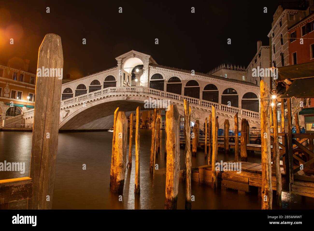 Rialto Bridge from Canal Grande at Night, Venice/Italy Stock Photo - Alamy