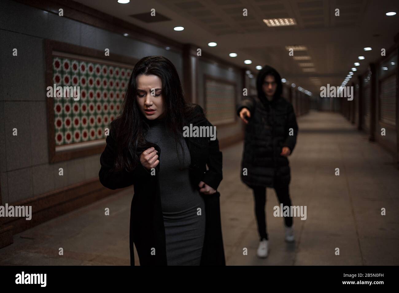 Woman walk street night fear hi-res stock photography and images - Alamy