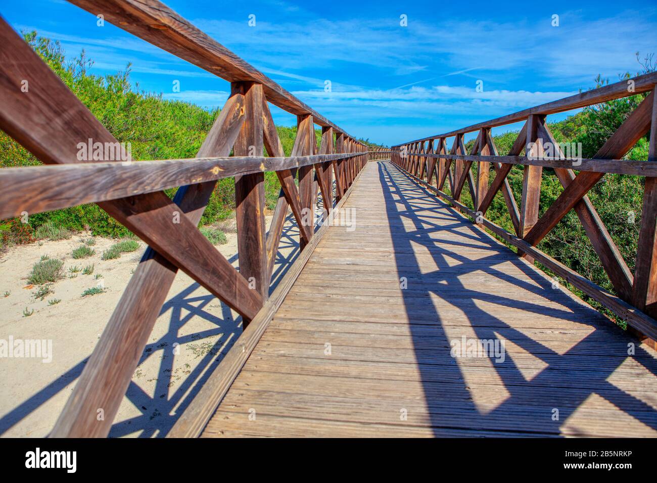 pedestrian wooden bridge leading to the beach Stock Photo - Alamy