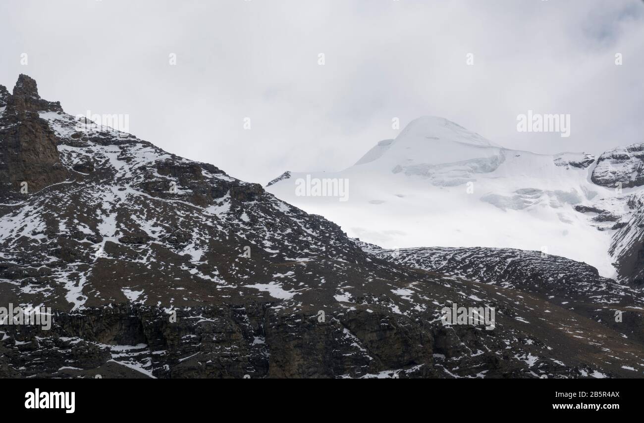 High altitude landscapes at Karo La Pass (altitude 5000 m, 15000 ft ...