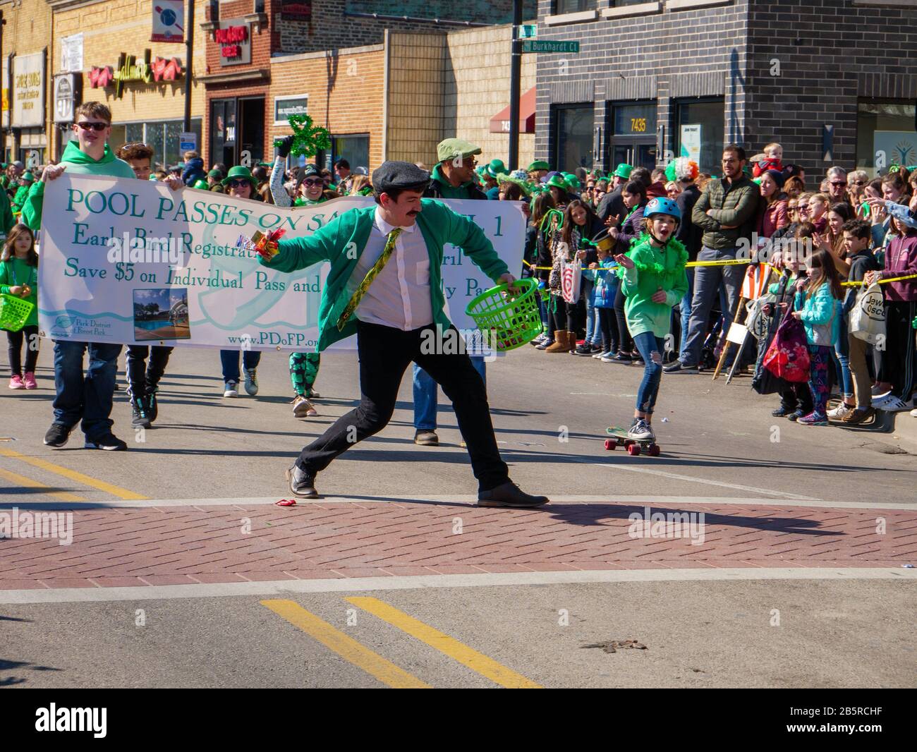 Throwing candy into the crowd hi-res stock photography and images - Alamy