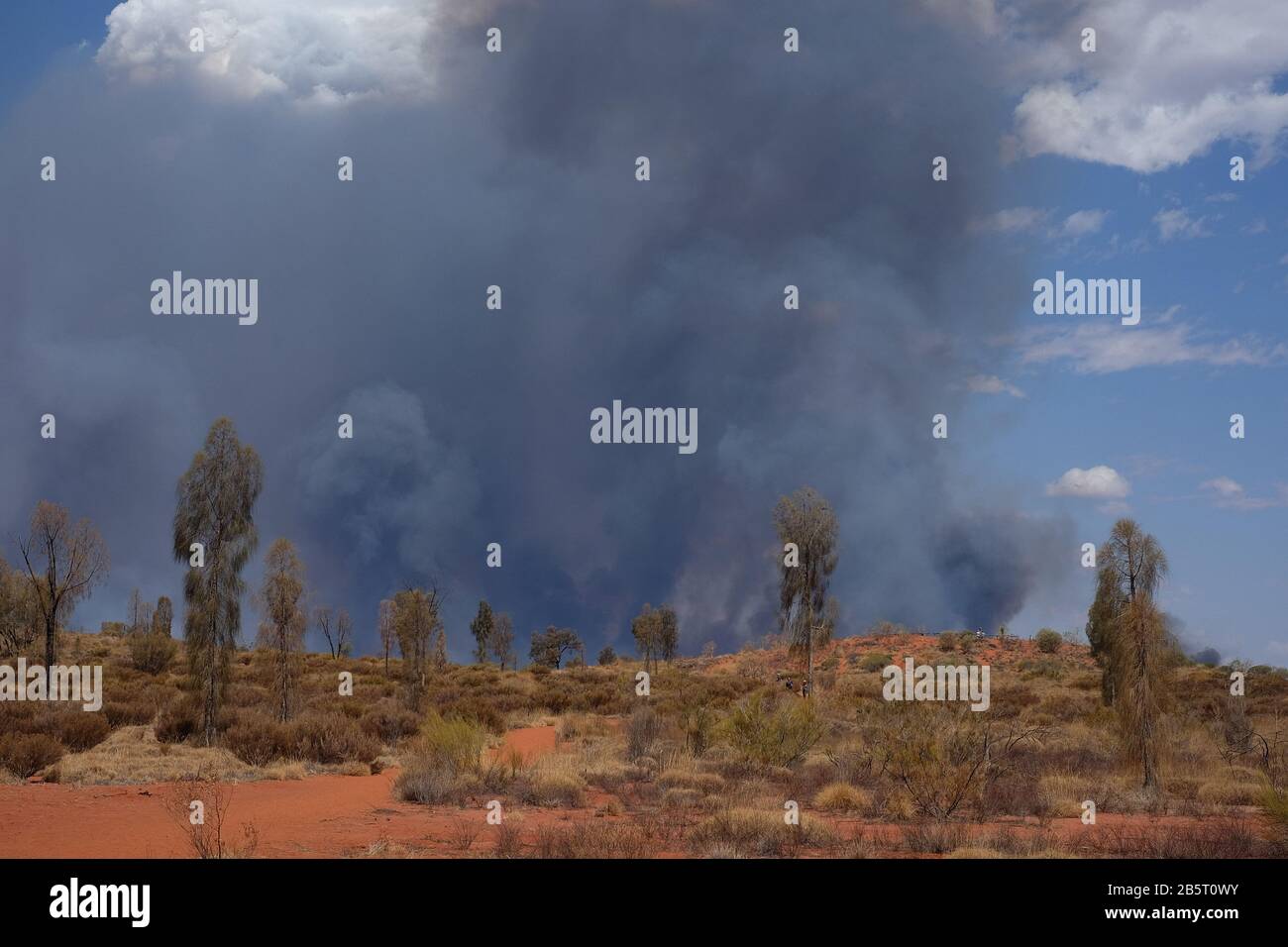 Yulara ayers rock resort ayers rock hi-res stock photography and images ...