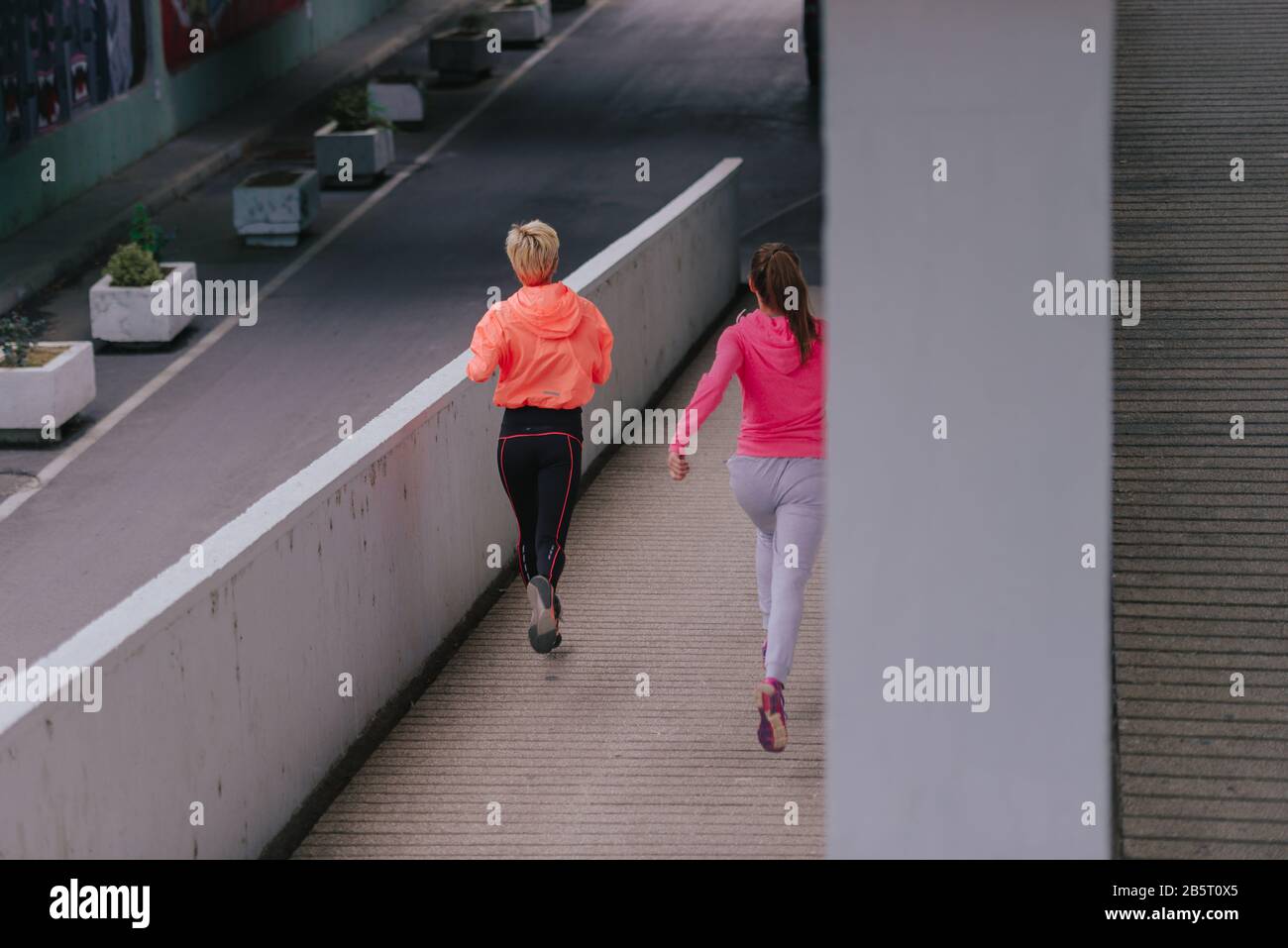 Healthy lifestyle athletes dressed in training clothes exercising Stock ...