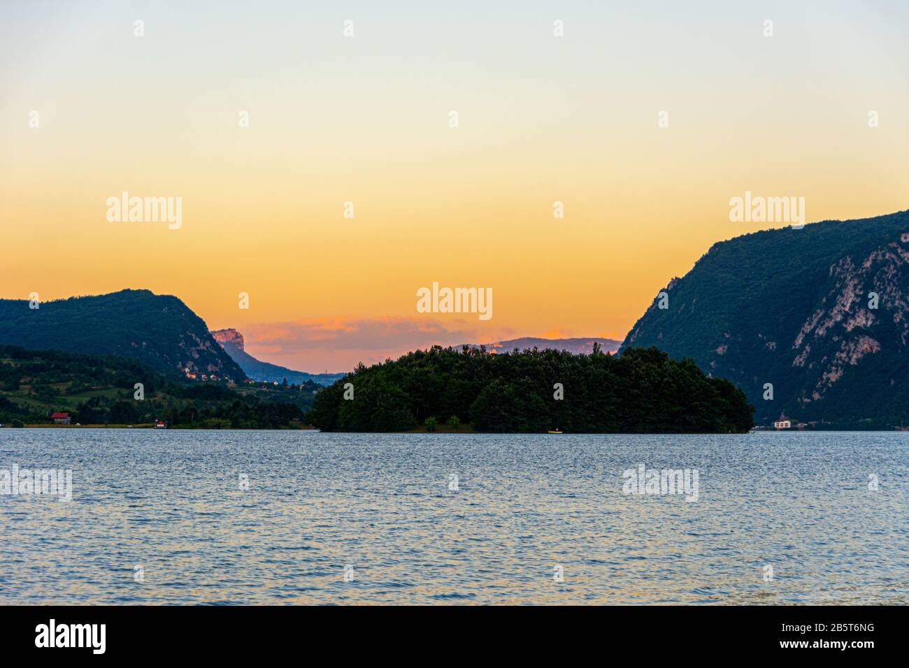 Prozor rama hi-res stock photography and images - Alamy