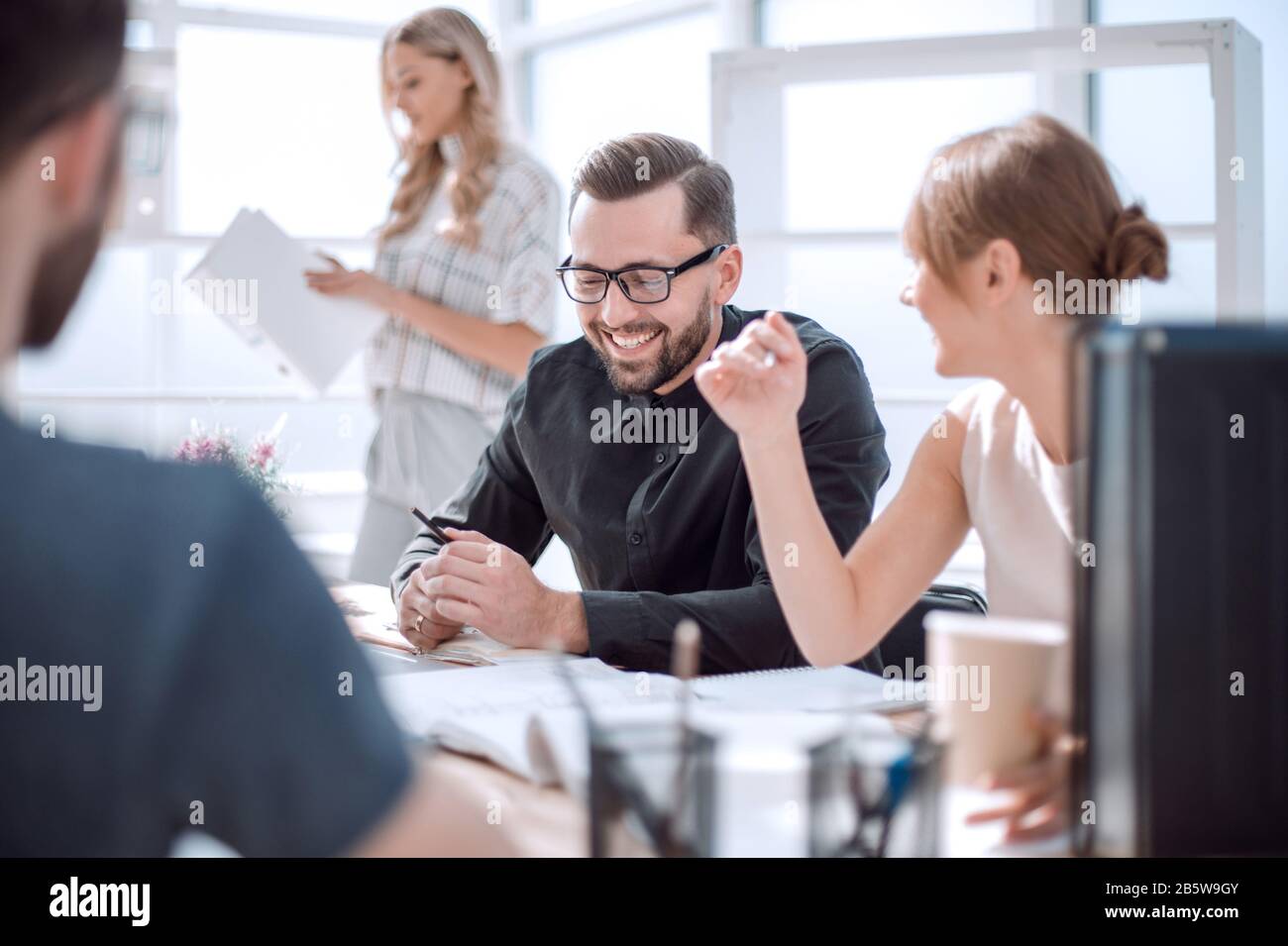 employees discussing ideas for a new project Stock Photo - Alamy