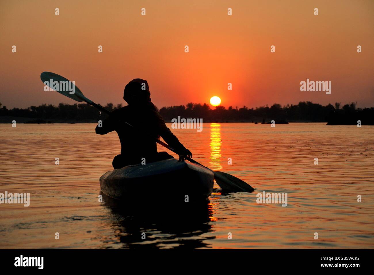 Kayak silhouette hi-res stock photography and images - Alamy