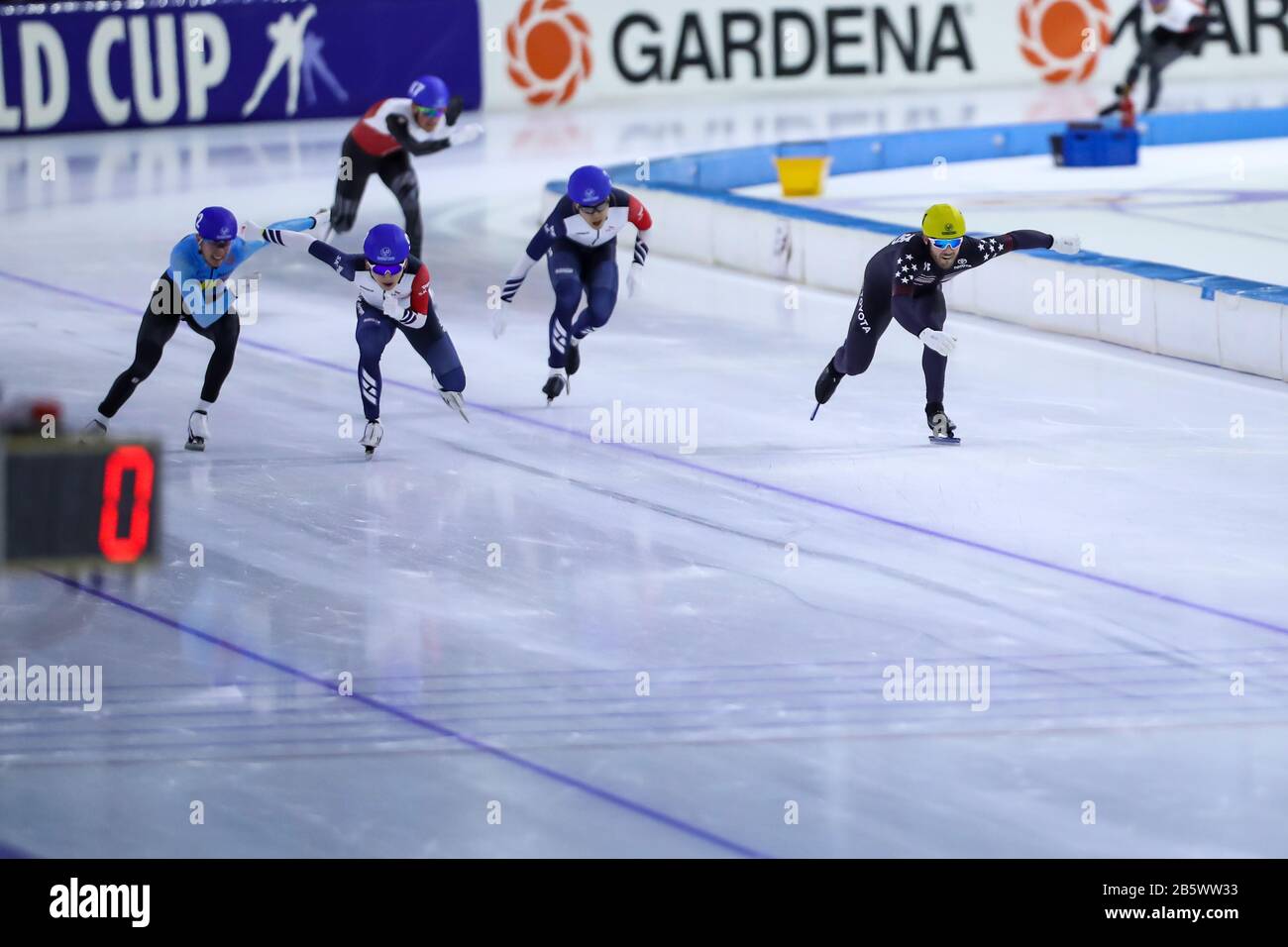 Heerenveen, Netherlands. 8th Mar, 2020. Athletes compete during the Men ...