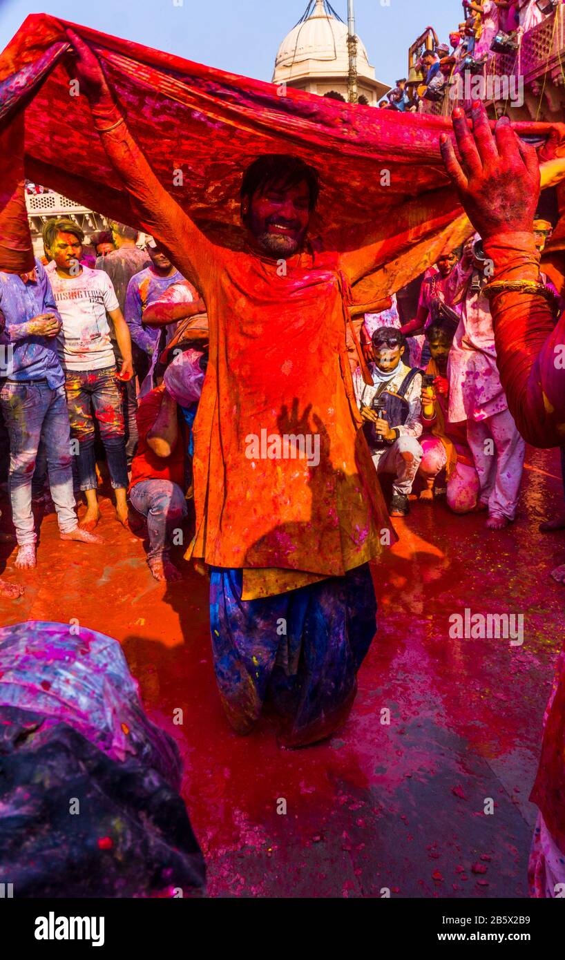 transgender holi in Mathura holi festival. People dancing and playing ...