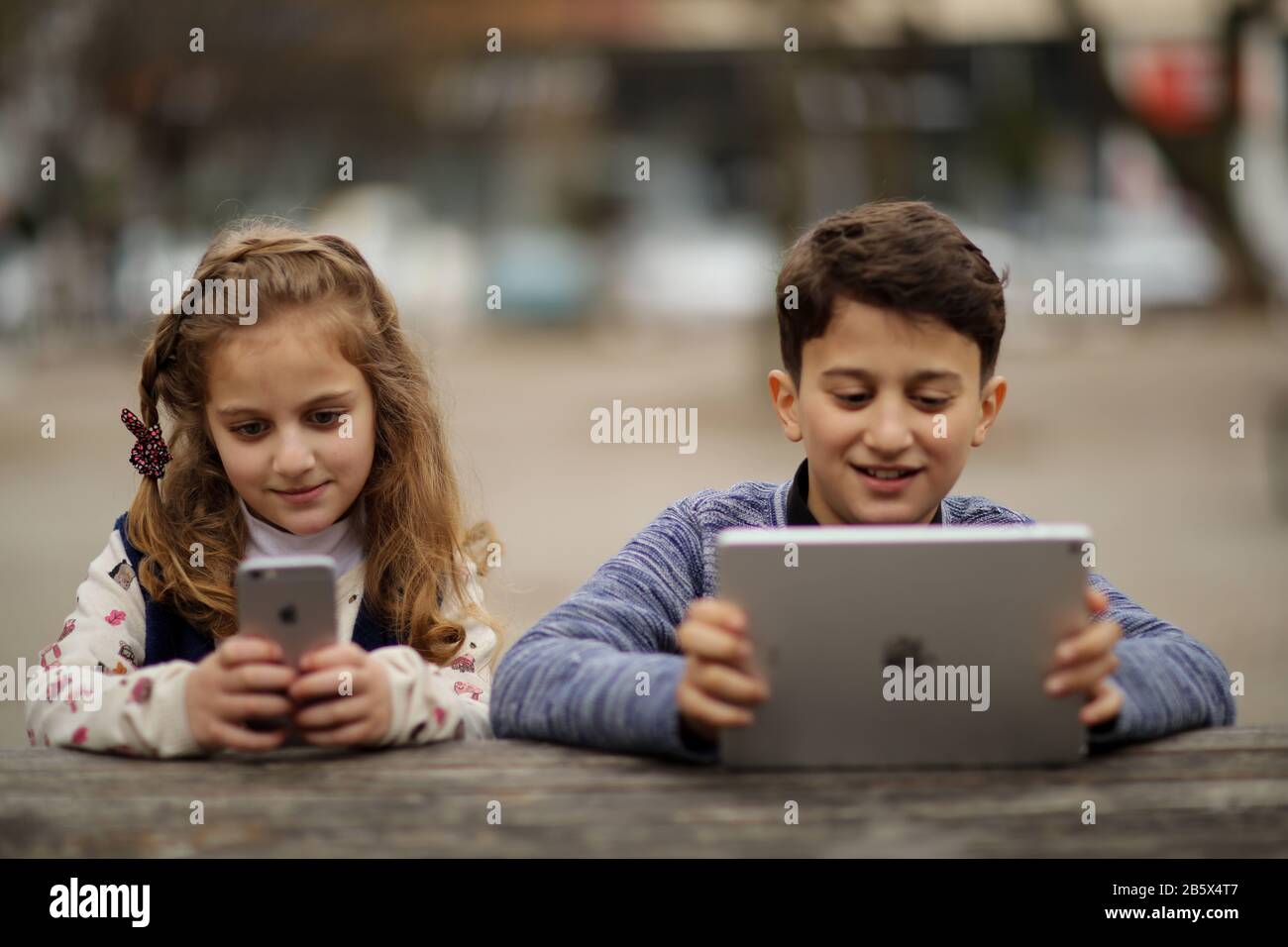 Children without smartphones hi-res stock photography and images - Alamy