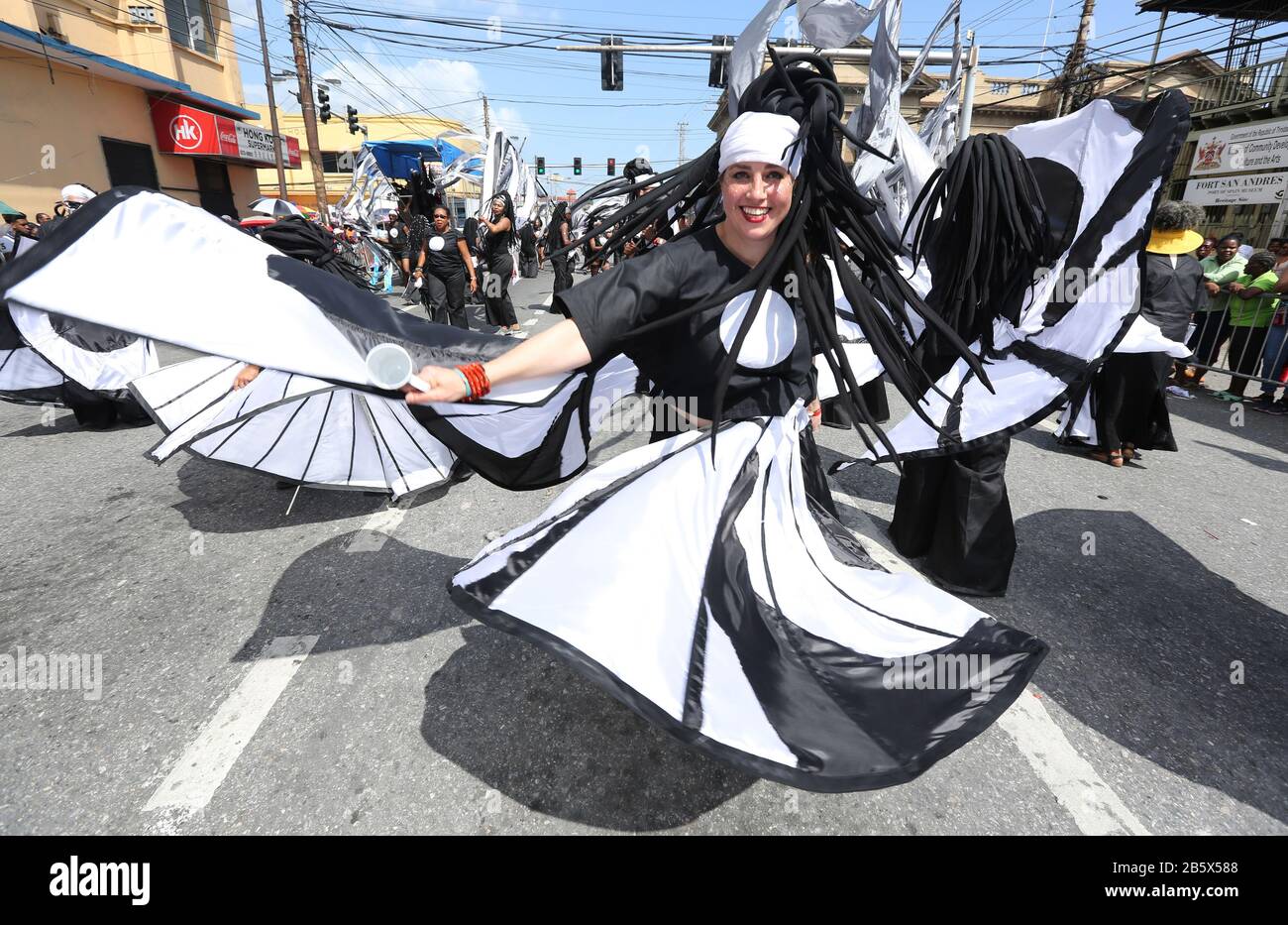 Peter minshall carnival band hi-res stock photography and images - Alamy