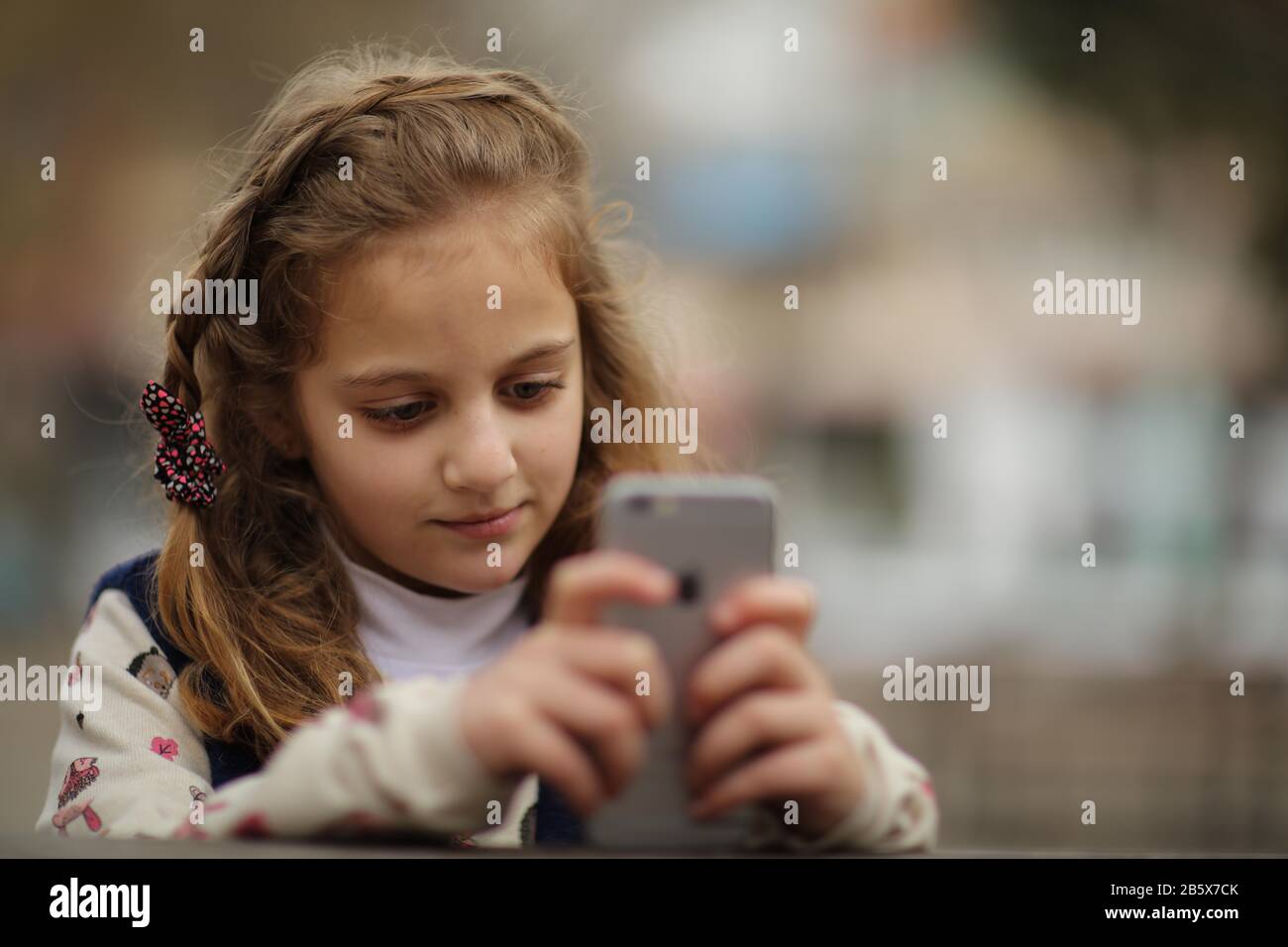 Children without smartphones hi-res stock photography and images - Alamy