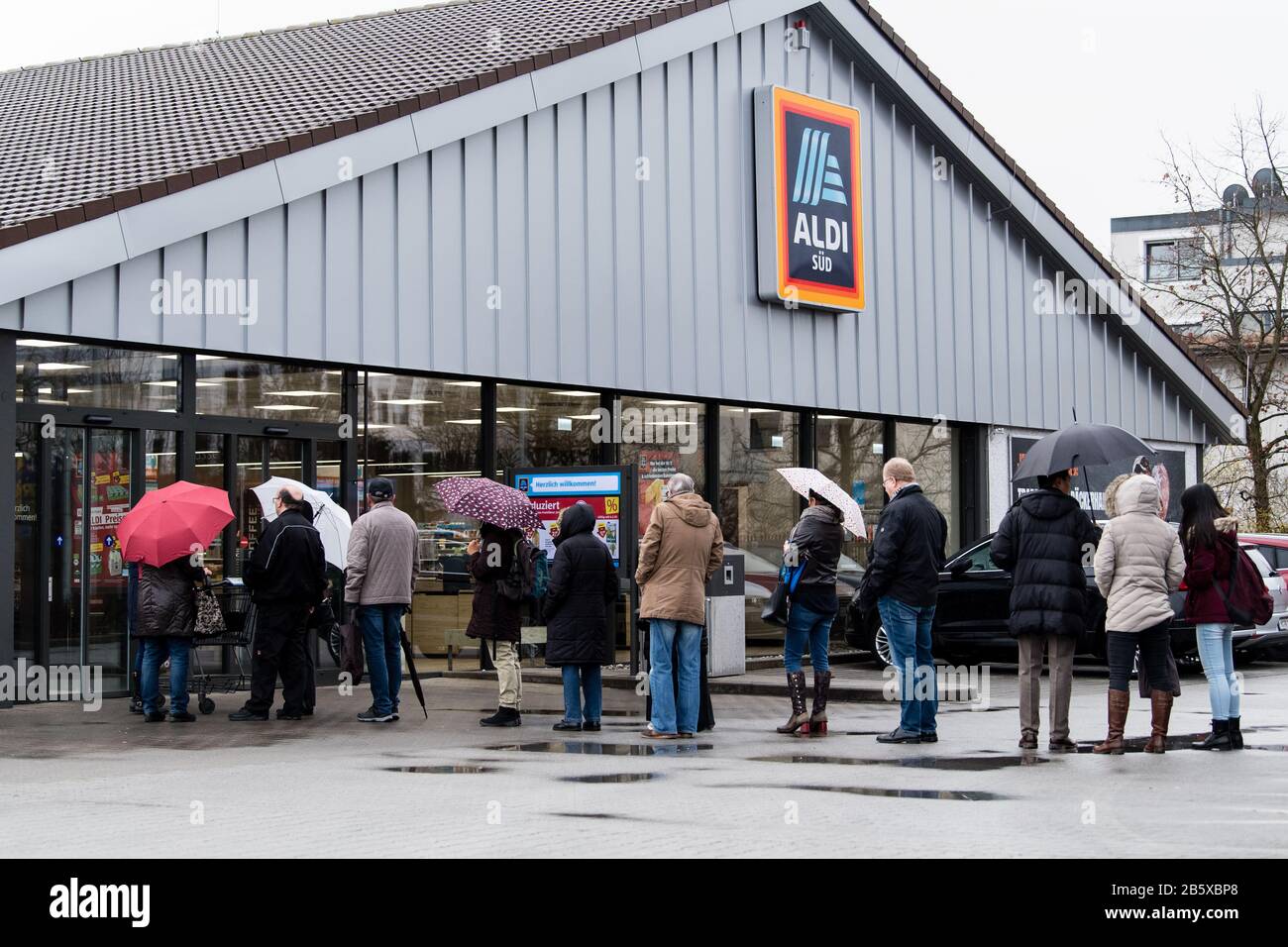 Munich, Germany. 09th Mar, 2020. Numerous customers are about to open ...