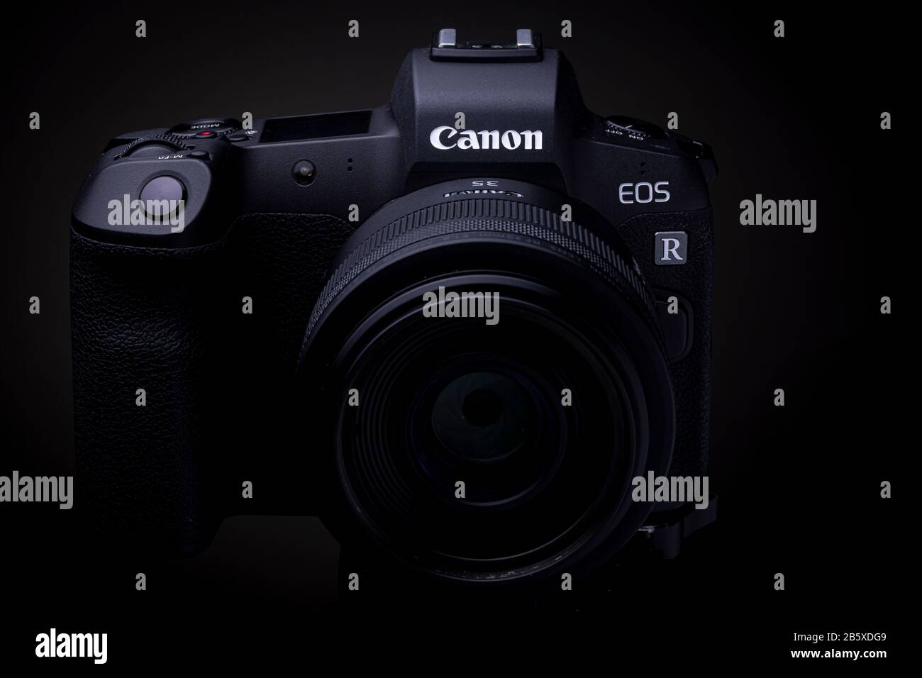 Digital single lens mirrorless hi-res stock photography and images - Alamy