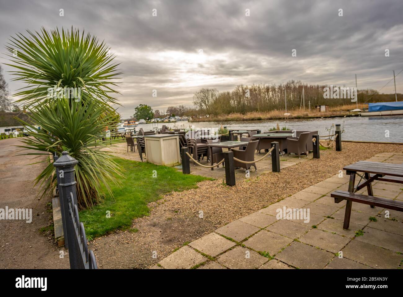 5 Horning, Norfolk, UK – March 07 2020. The Swan Inn's riverside beer ...