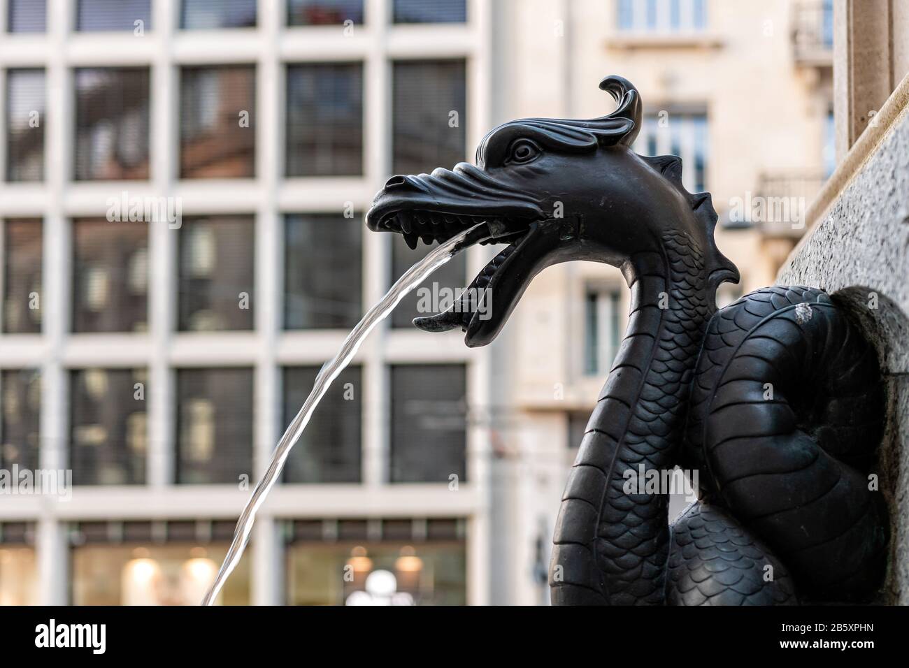 Dragon head water fountain statue hi-res stock photography and images ...