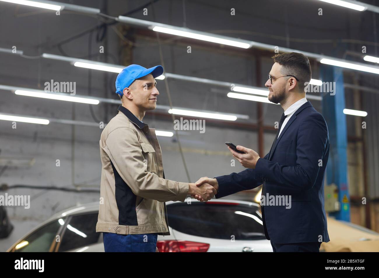 Car handshake mechanic hi-res stock photography and images - Alamy