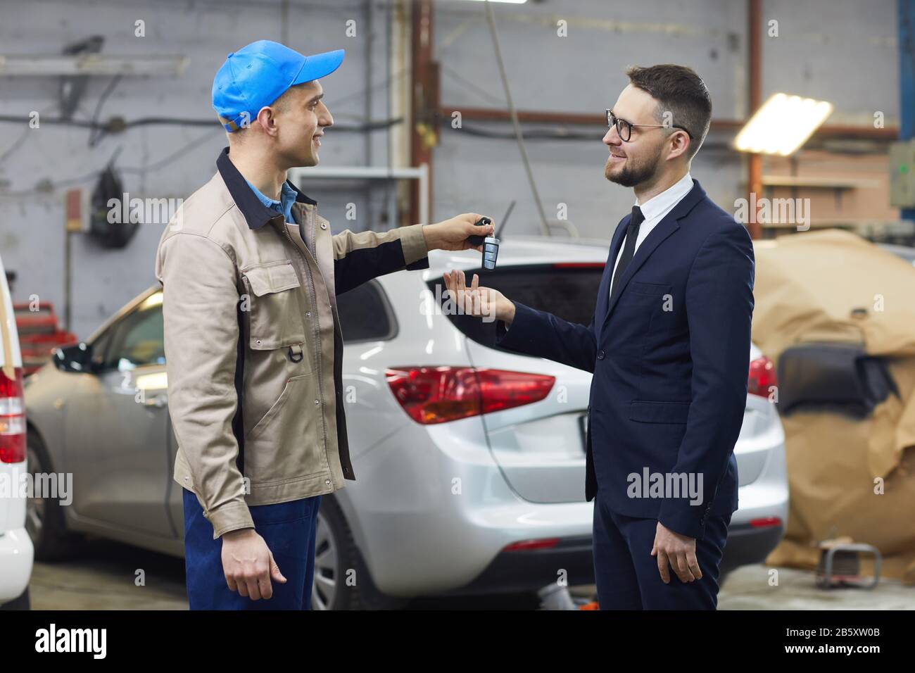 Car repair discussion hi-res stock photography and images - Alamy