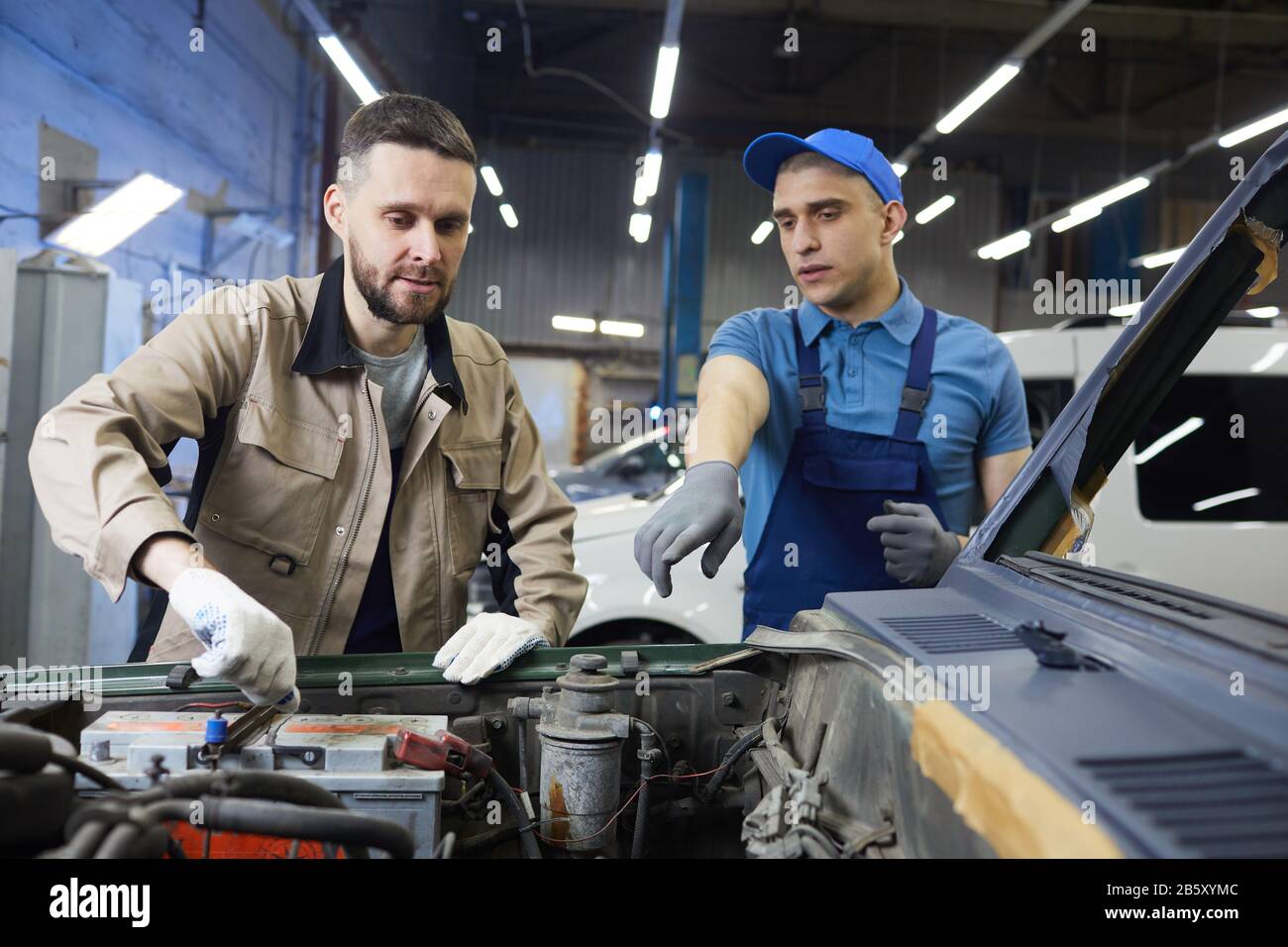 Repairmen hi-res stock photography and images - Alamy