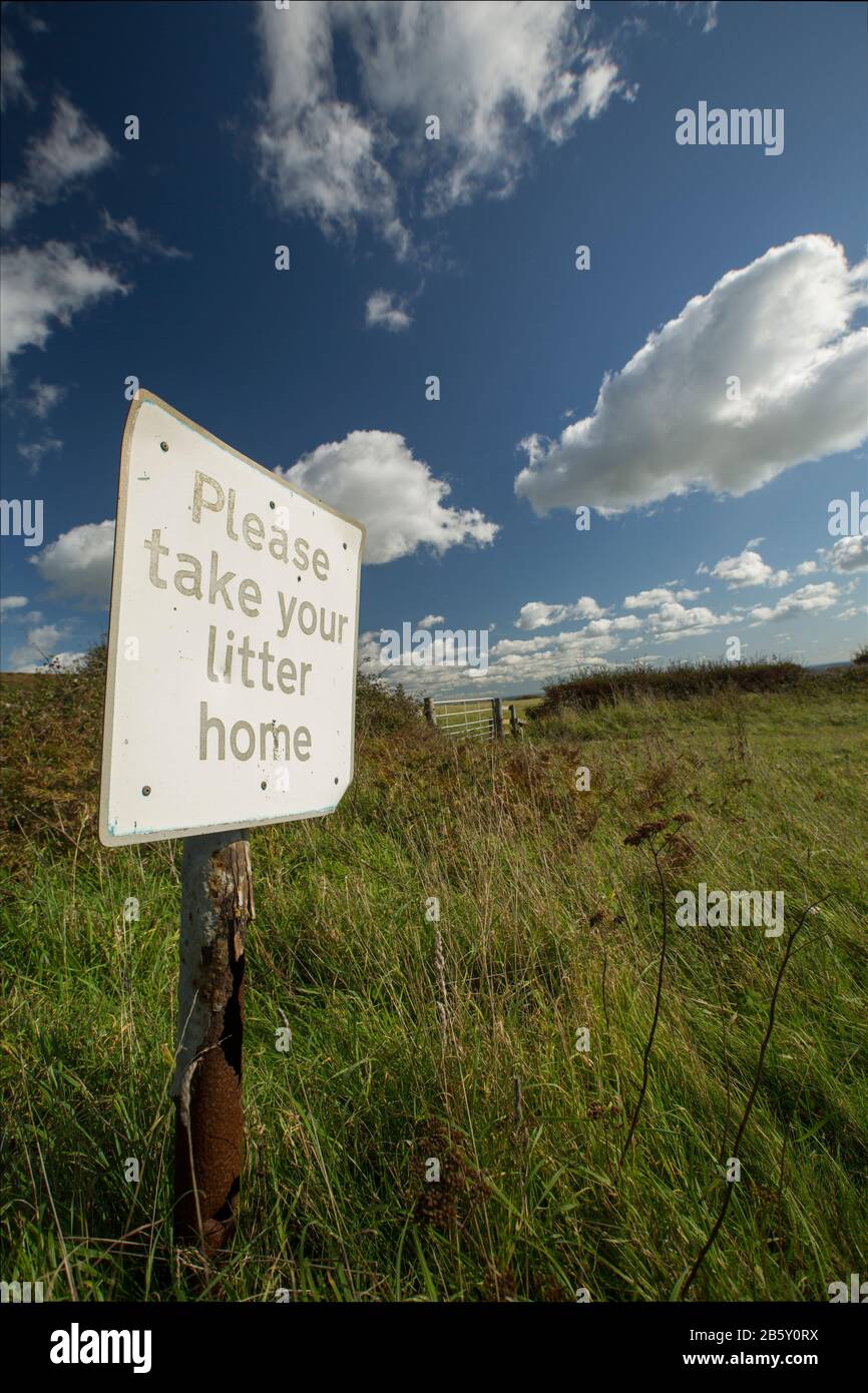 Please take your litter home sign hi-res stock photography and images ...